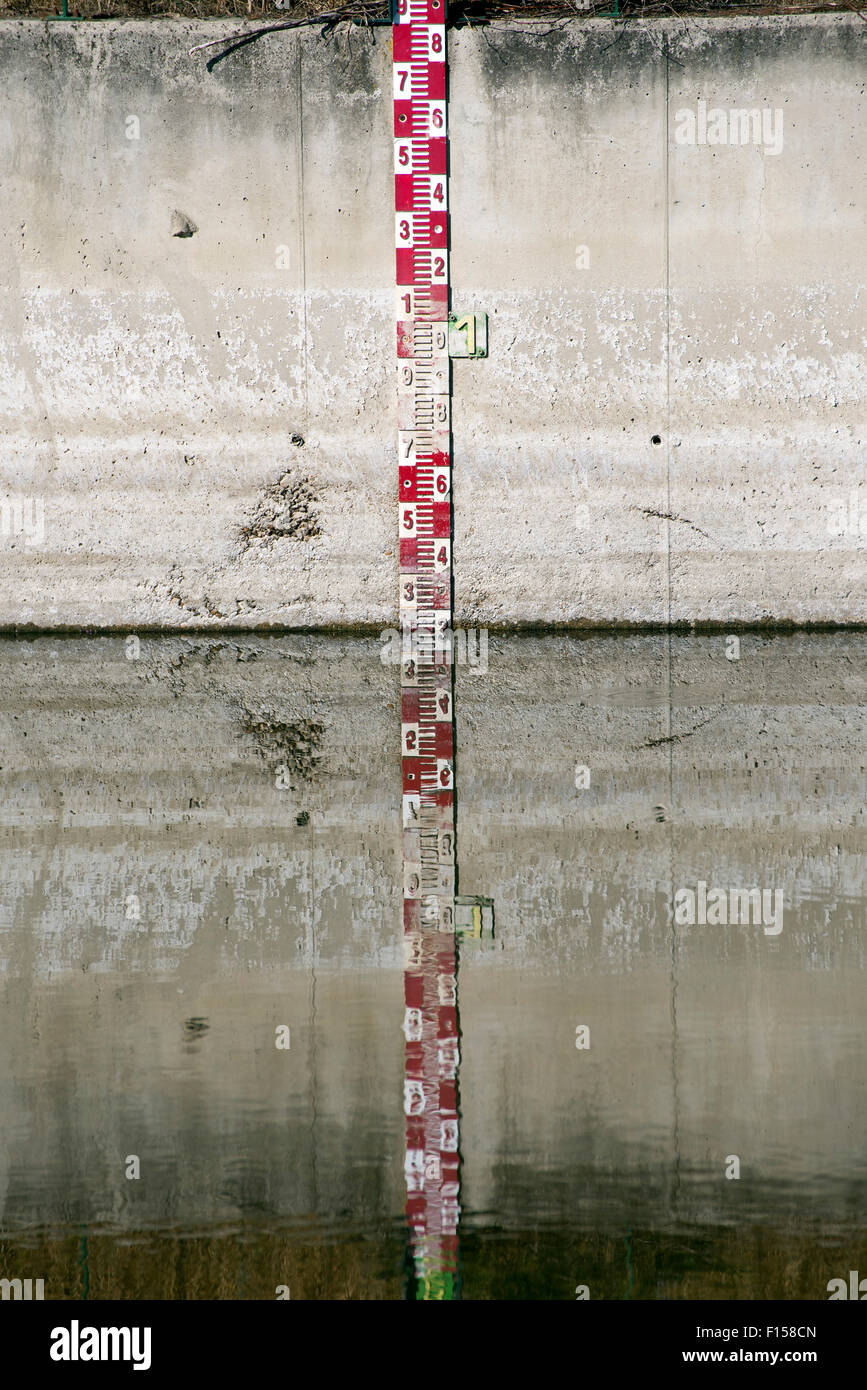 Measuring scale water level scale immagini e fotografie stock ad alta ...