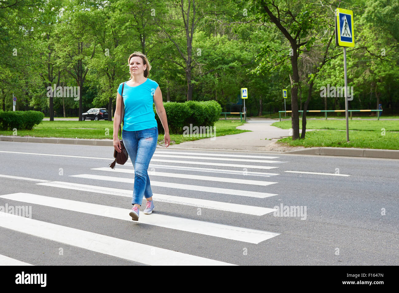 Attraversamento pedonale donna immagini e fotografie stock ad alta ...