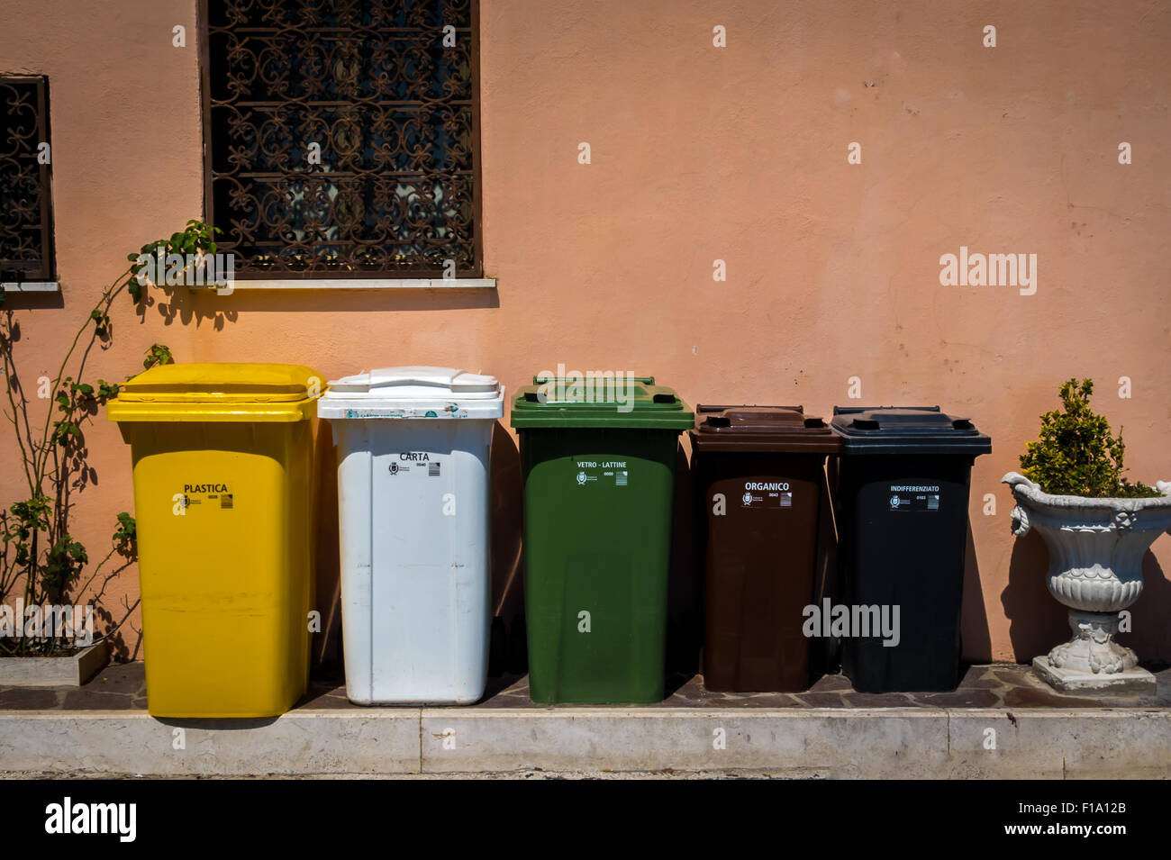 Cassonetti a roma immagini e fotografie stock ad alta risoluzione - Alamy