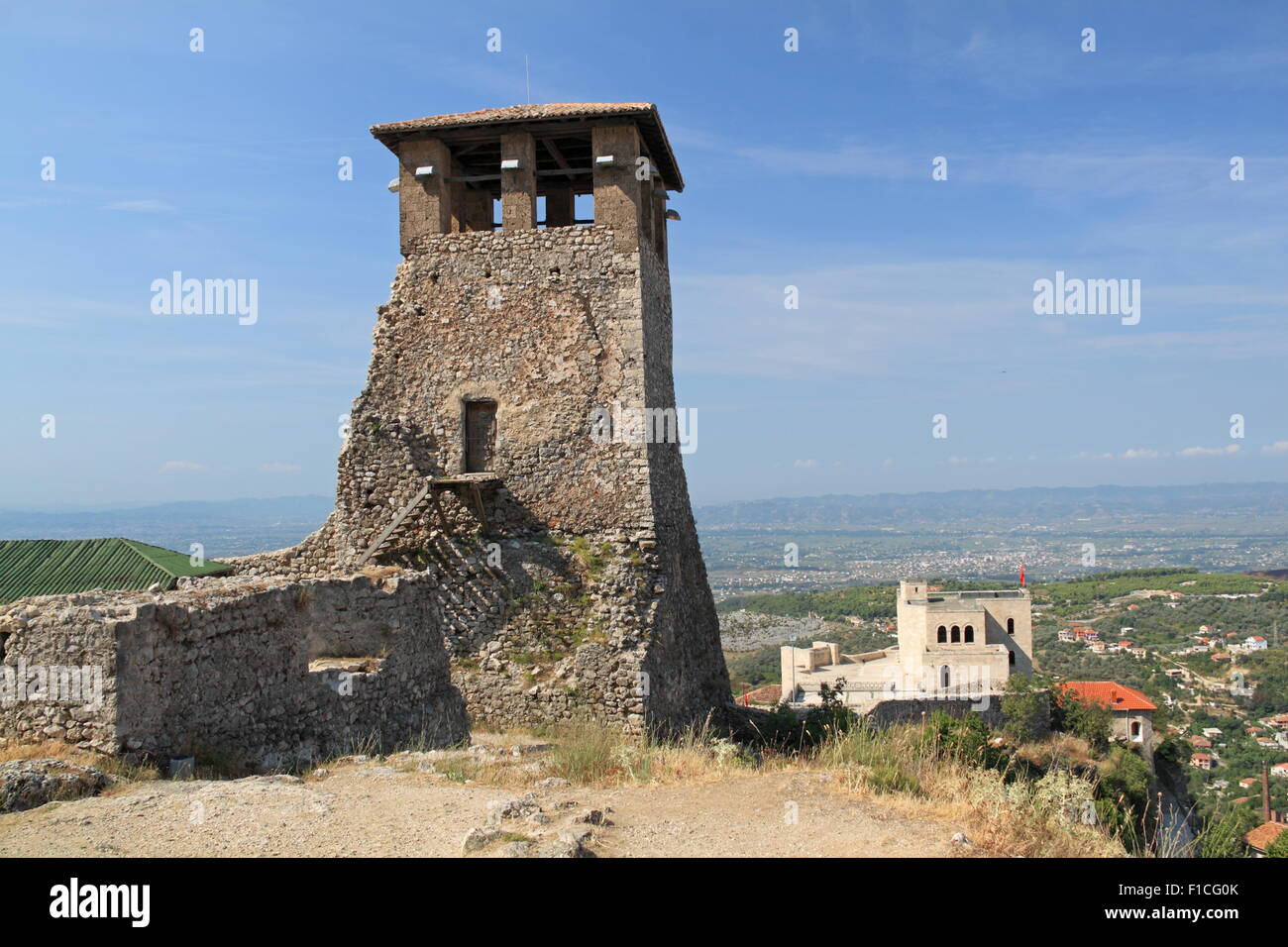 Torre di vedetta con Skanderbeg Museo Nazionale al di là, Kruja ...