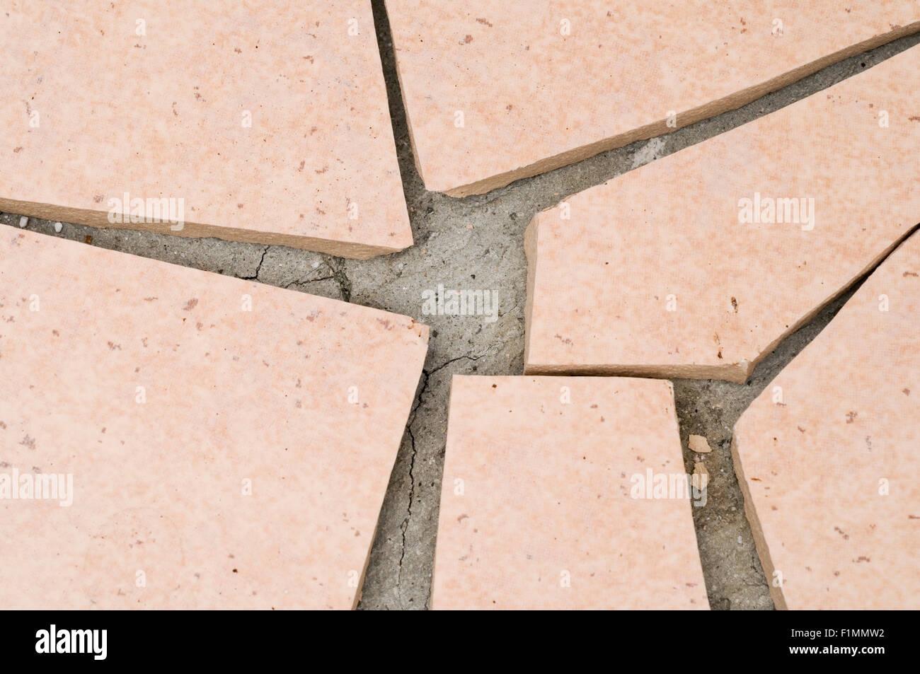 Piastrelle rotte immagini e fotografie stock ad alta risoluzione - Alamy