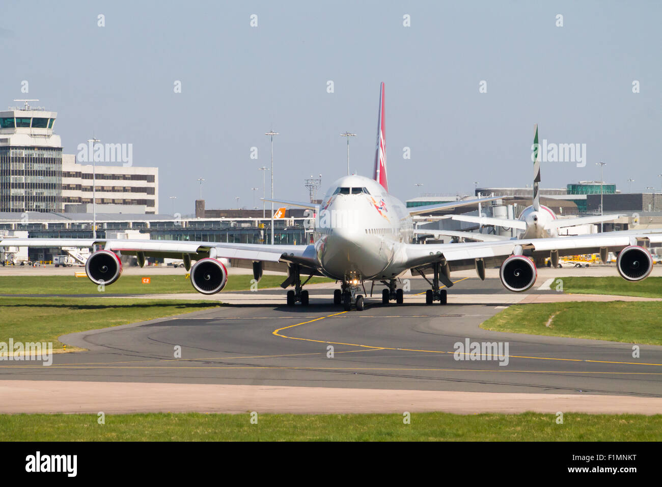 Virgin Atlantic Boeing 747 piano passeggero " Hot Lips' rullaggio su ...