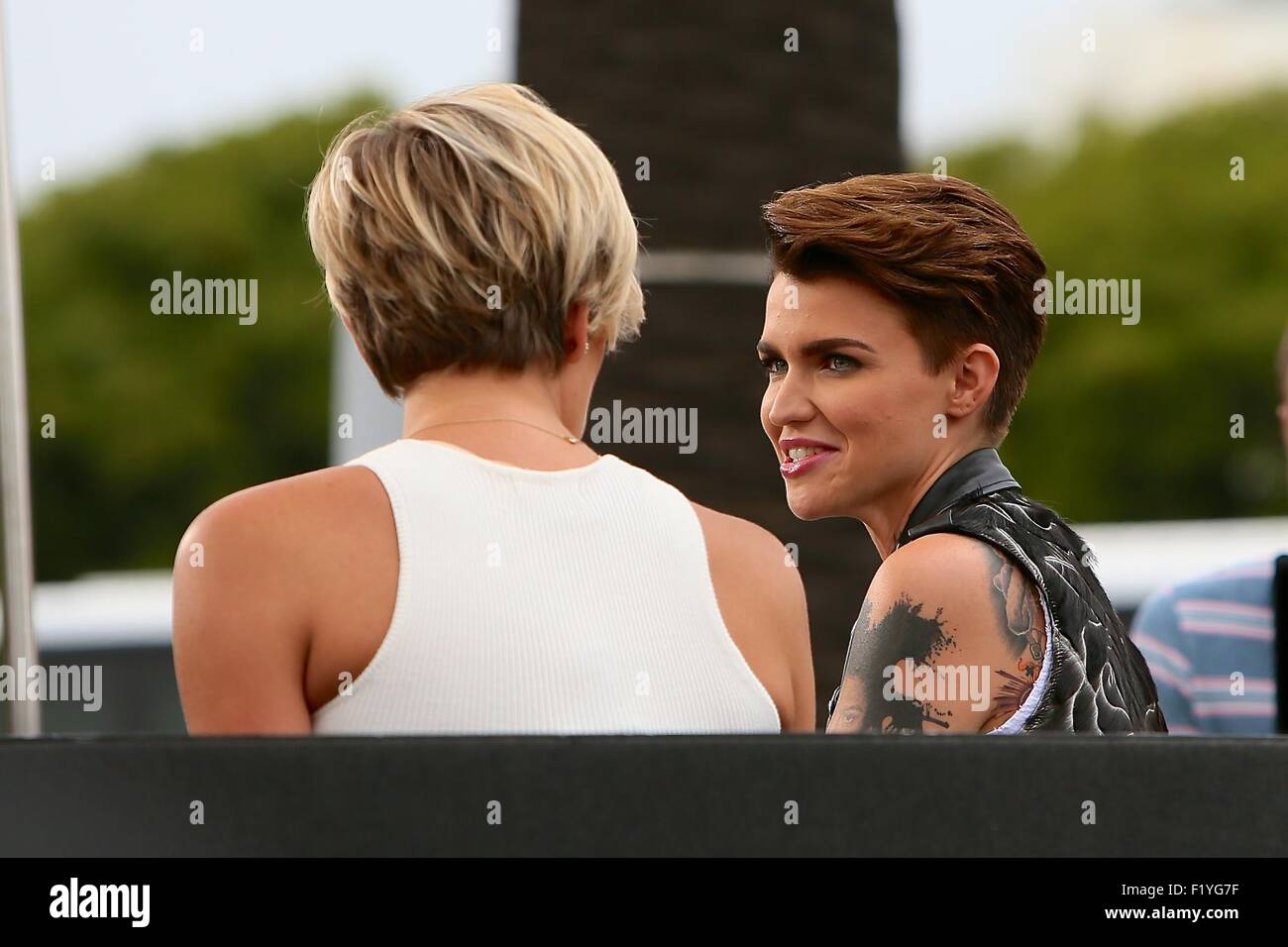 Ruby Rose visto presso gli Universal Studios dove è stata intervistata ...