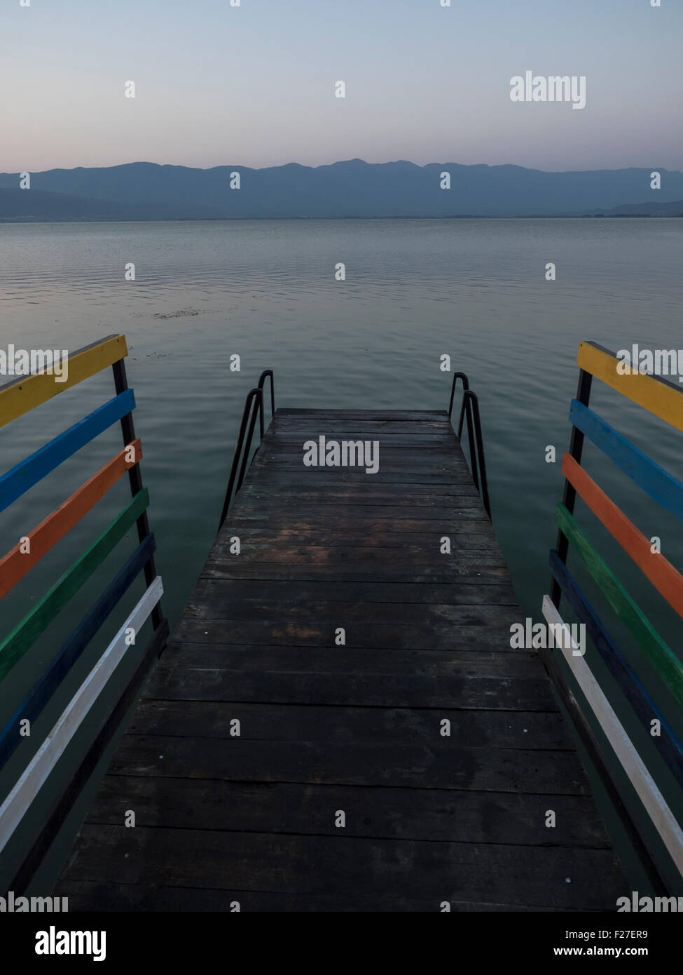 Pontile in legno al tramonto immagini e fotografie stock ad alta ...