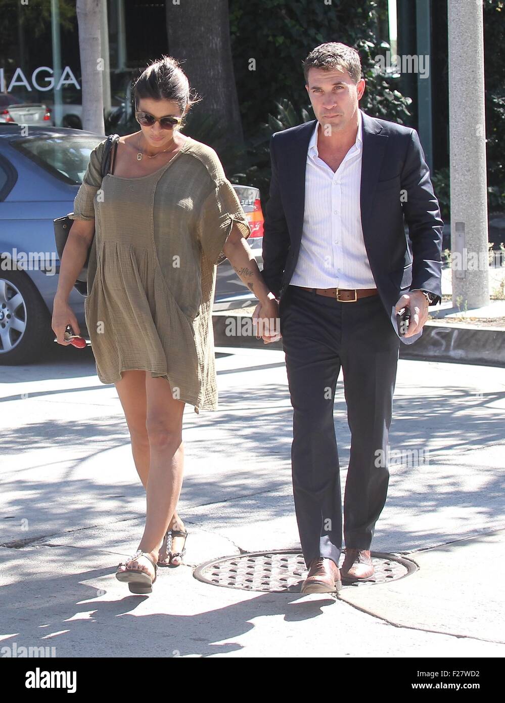 Fortemente incinta Elisabetta Canalis fuori e circa tenendo le mani con ...