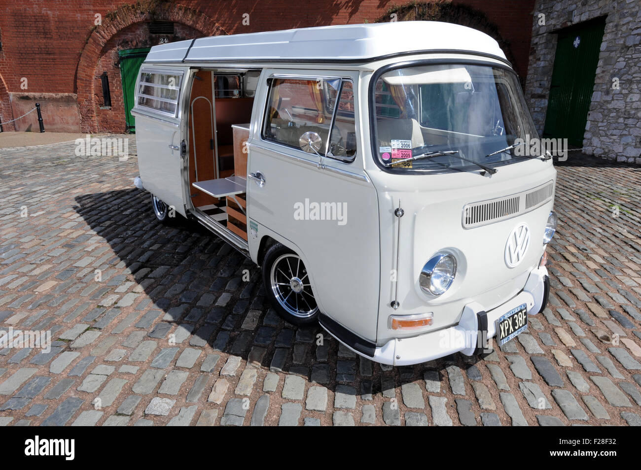Vw t2 baywindow immagini e fotografie stock ad alta risoluzione - Alamy
