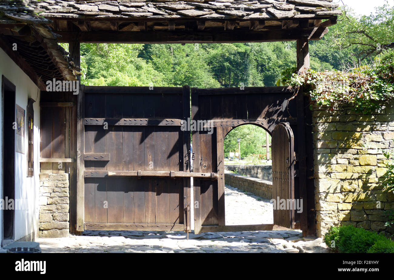 Grande vecchio cancello in legno con un piccolo sportello per i pedoni ...