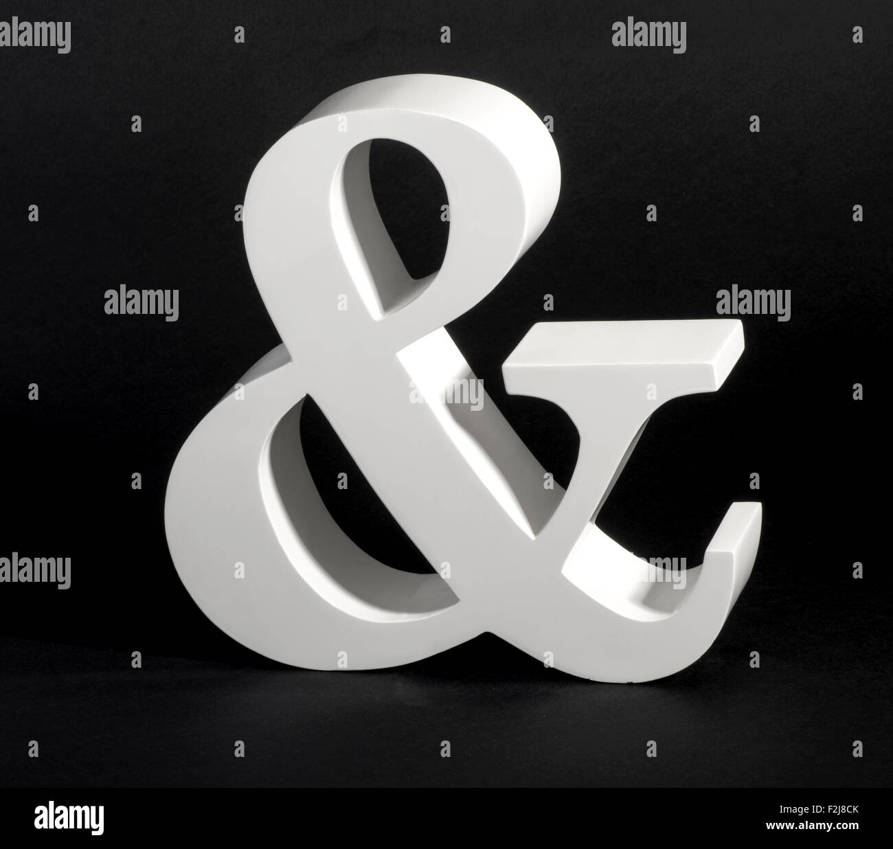 Bianco dimensionale e commerciale simbolo su uno sfondo nero, un ...