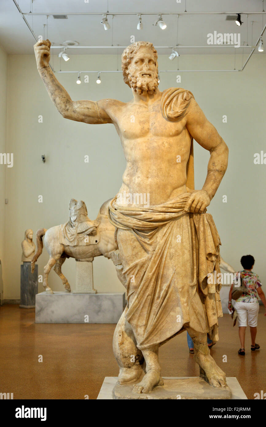 Statua di Poseidone (125 -100 BC) da Parian marble nel museo ...