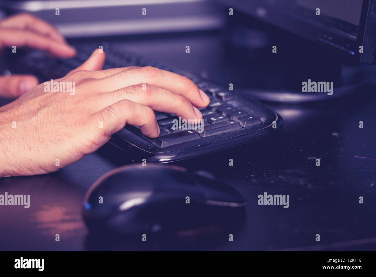 Mano usando il computer immagini e fotografie stock ad alta risoluzione ...