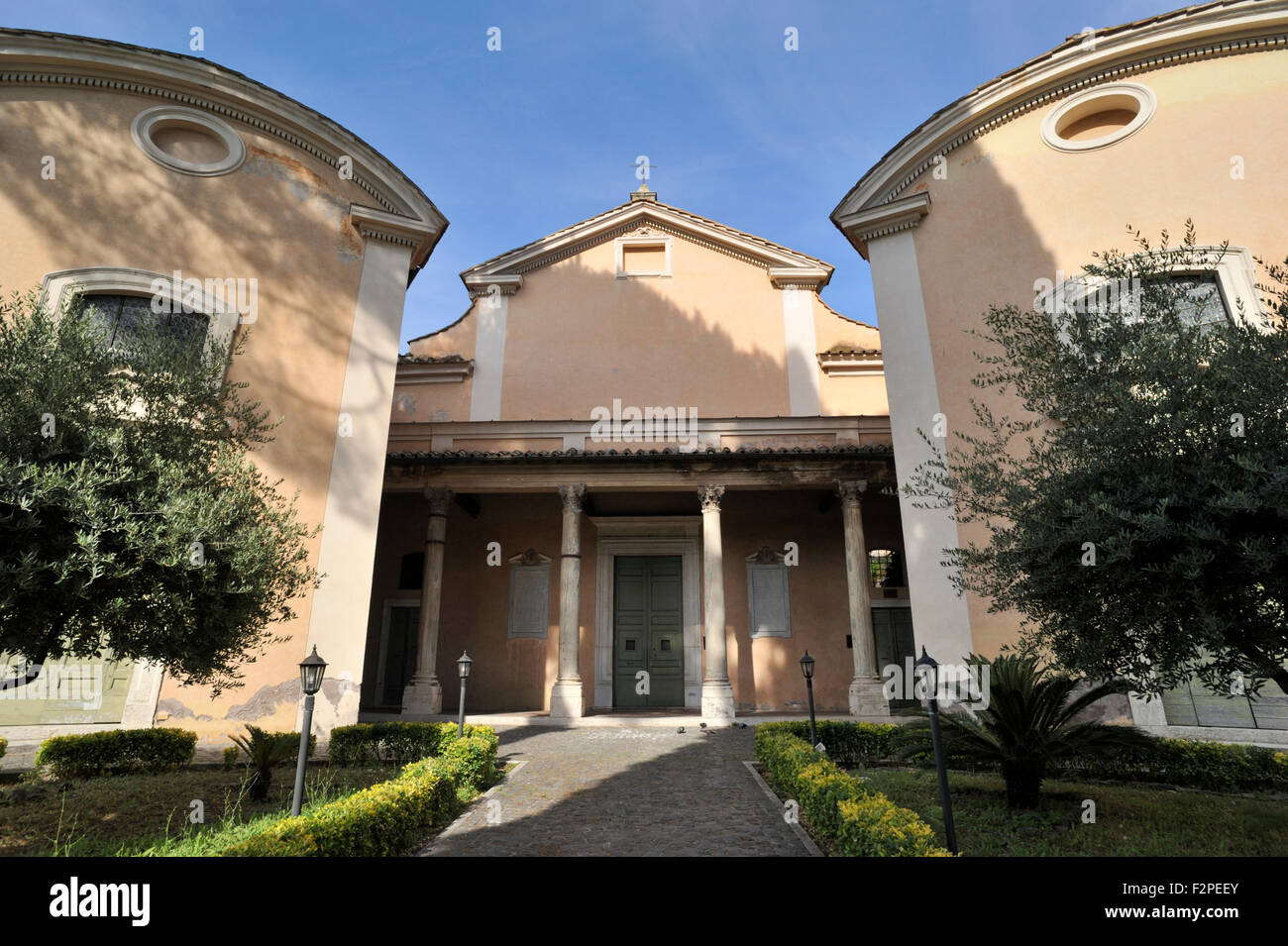 Italia, Roma, Celio, Oratorio di Sant'Andrea al Celio (centro) e ...