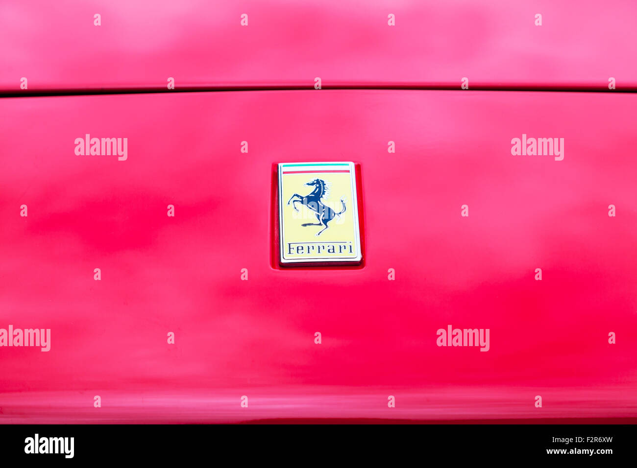 Ferrari badge su auto rossa simbolo iconico cavallino rampante design ...