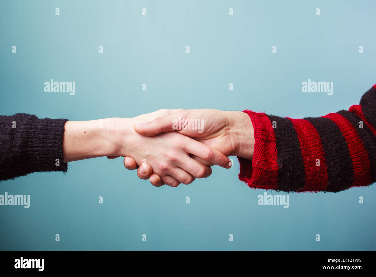 Uomo e donna si stringono la mano immagini e fotografie stock ad alta ...