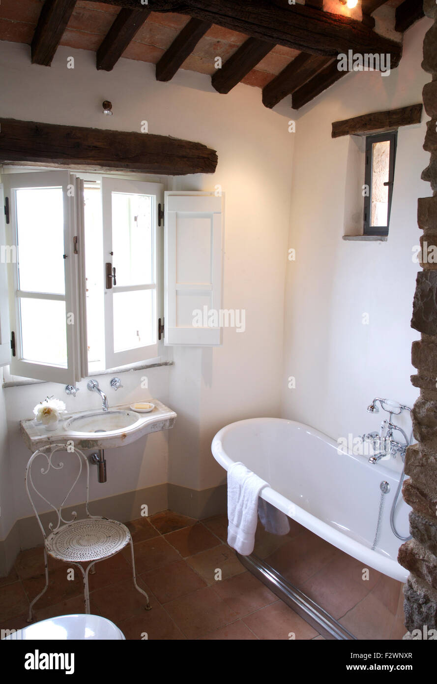 Moderno bagno in acciaio inox in italiano paese bagno con piccola vasca ...
