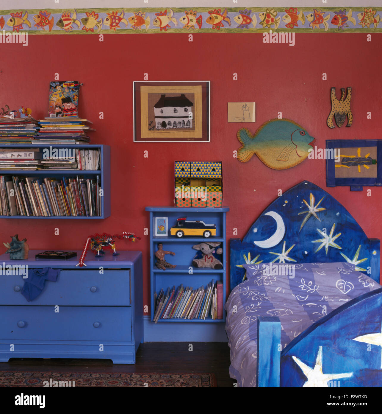 Dipinto di blu ripiani e piccola cassettiera in bambini degli anni ...
