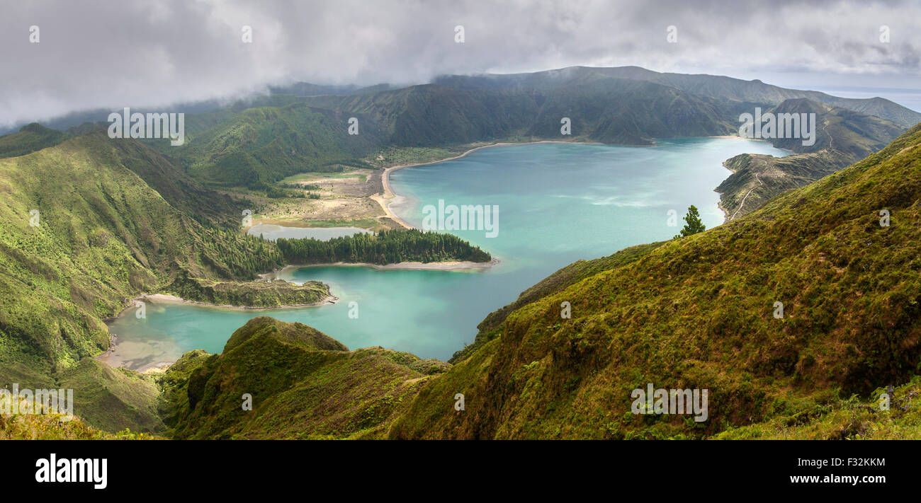 Lago vulcanico immagini e fotografie stock ad alta risoluzione - Alamy