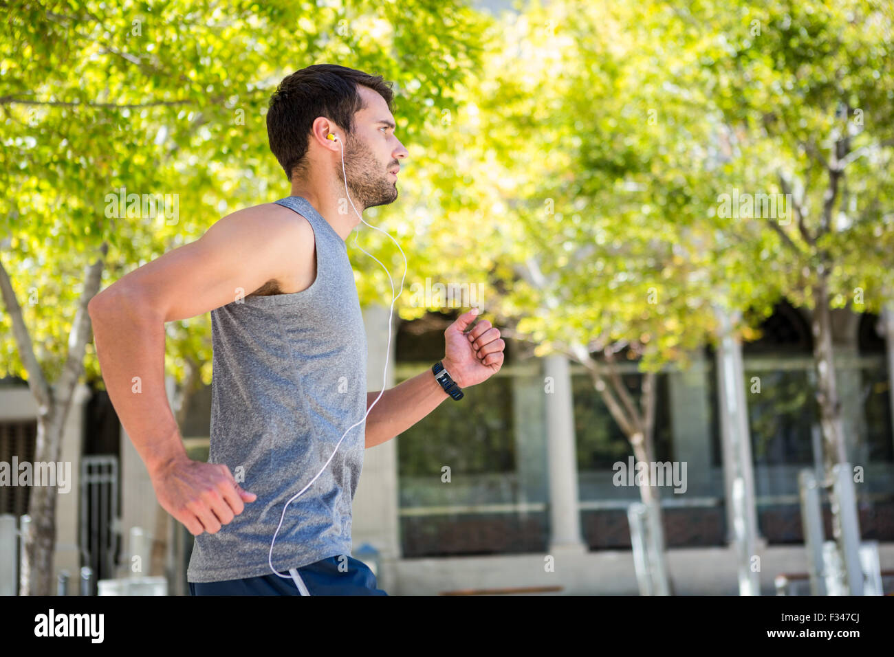 Uomo che corre di profilo immagini e fotografie stock ad alta ...