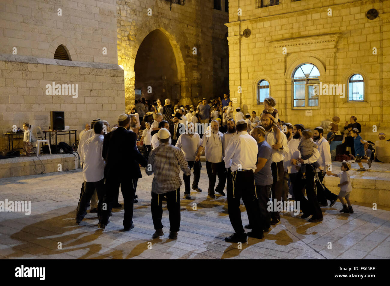 Gruppo intermedio immagini e fotografie stock ad alta risoluzione - Alamy