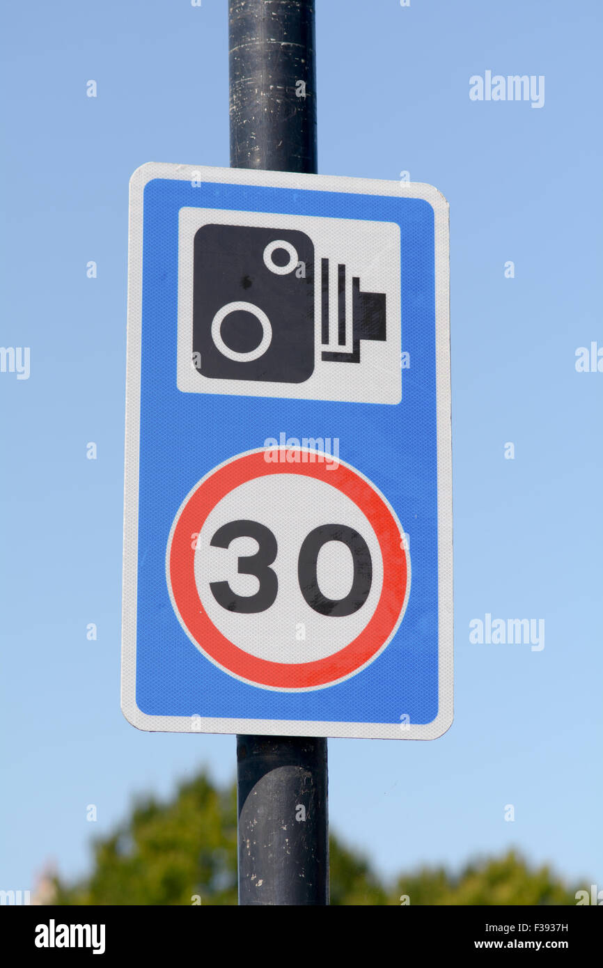 Autovelox segno 30 mph strada immagini e fotografie stock ad alta ...