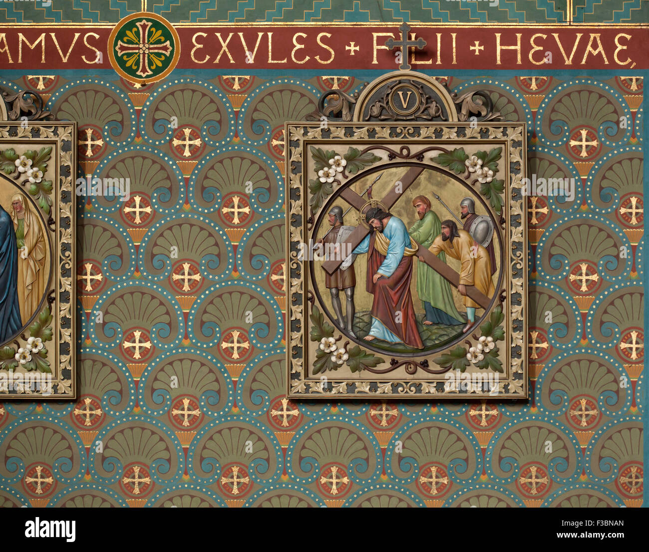 Gesù è aiutato da Simone di portare la sua croce. Pannello in legno ...