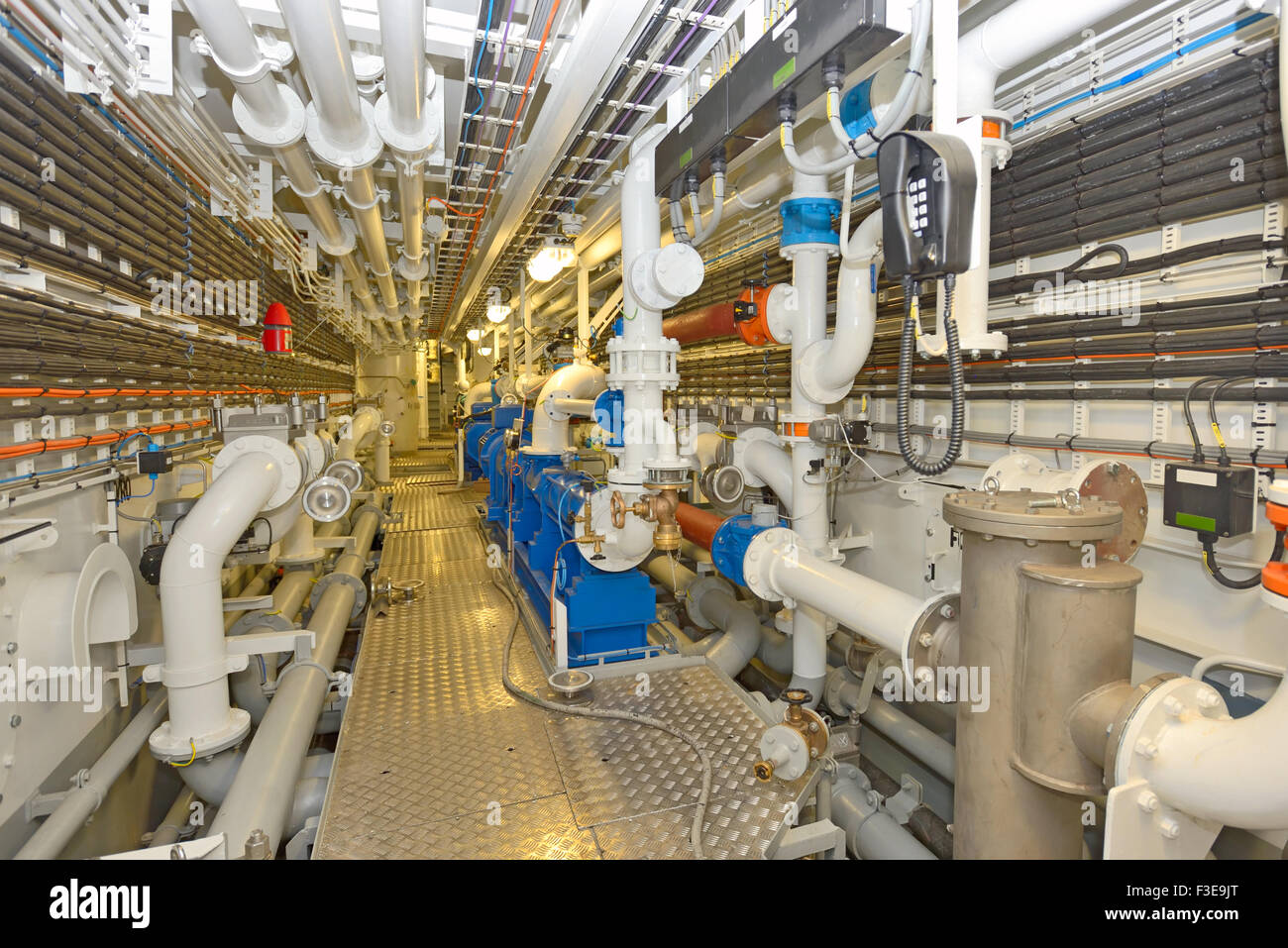 Ships engine room immagini e fotografie stock ad alta risoluzione - Alamy