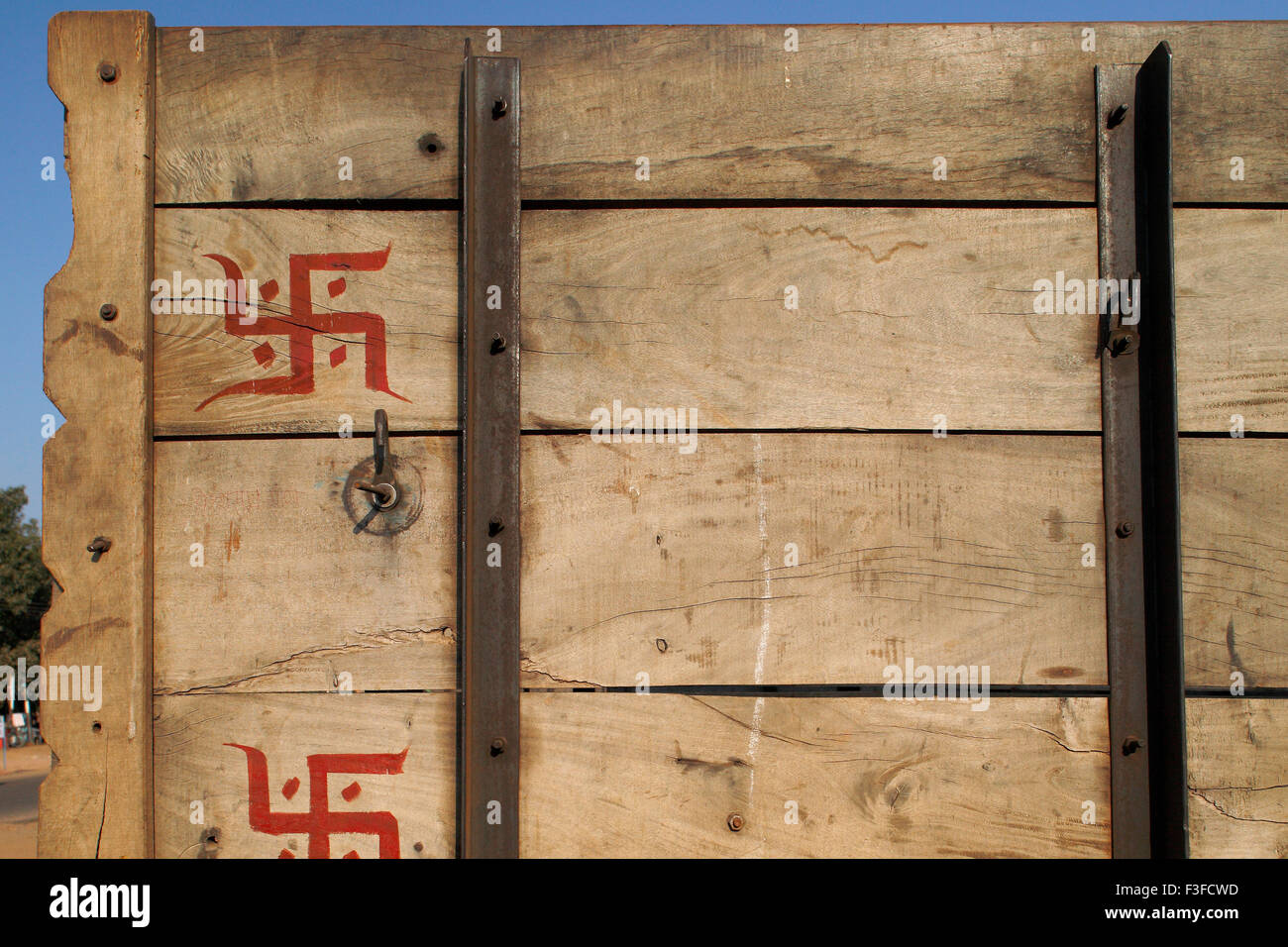 Simbolo Swastik su legno, simbolo satiya, simbolo sathiya, simbolo ...