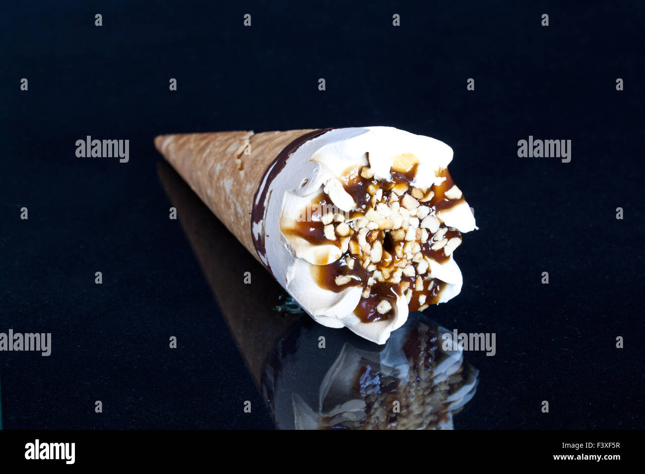 Gelato al cornetto immagini e fotografie stock ad alta risoluzione - Alamy