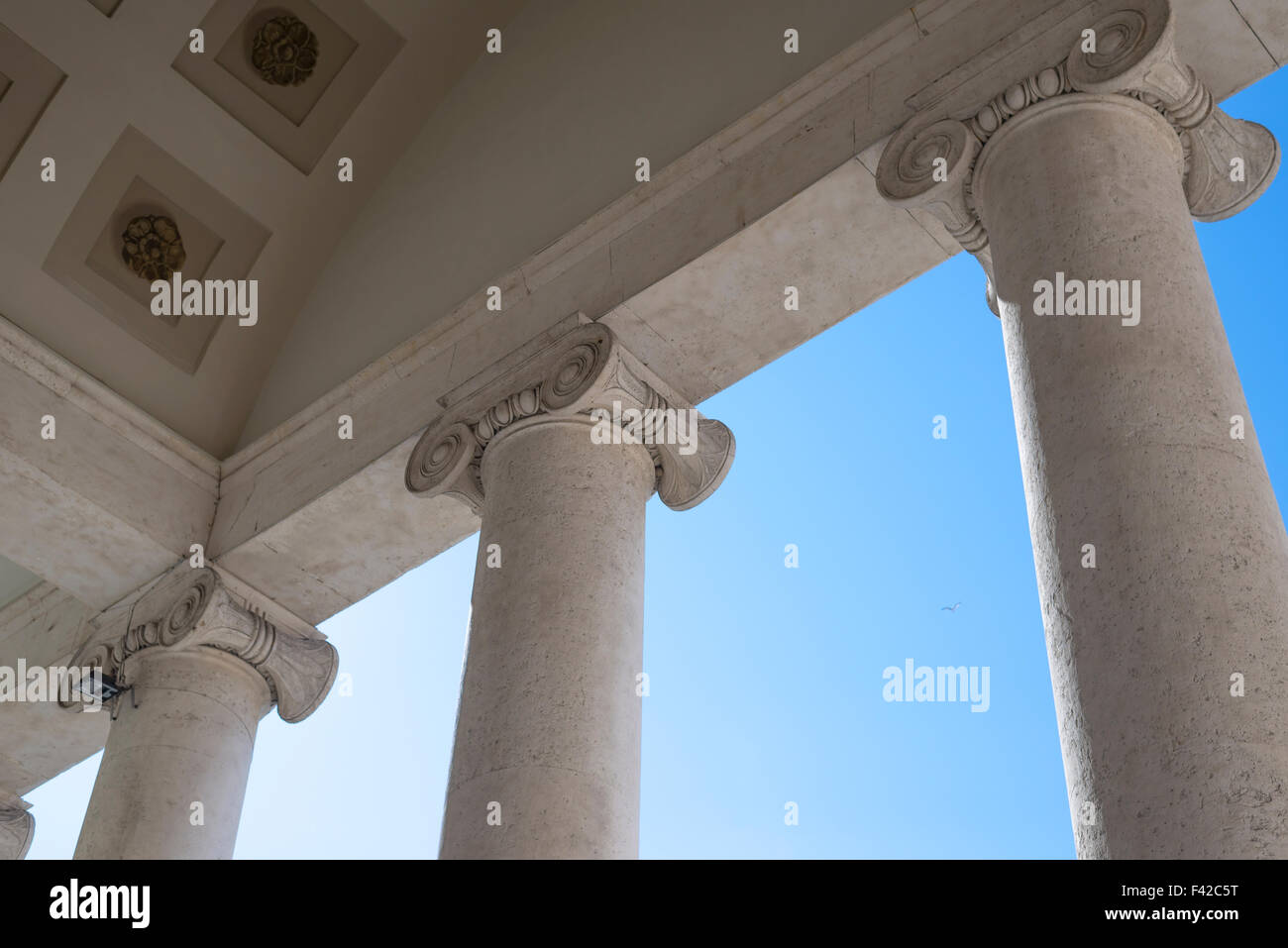 Colonne pilastri, sotto il portico in stile neoclassico della Chiesa di ...