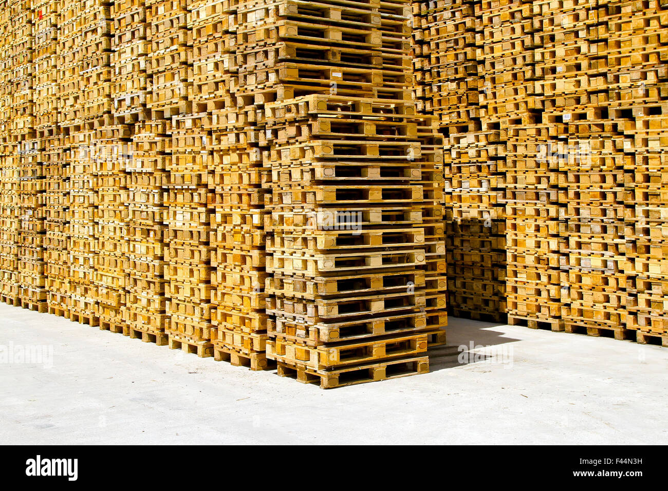 European pallets immagini e fotografie stock ad alta risoluzione - Alamy