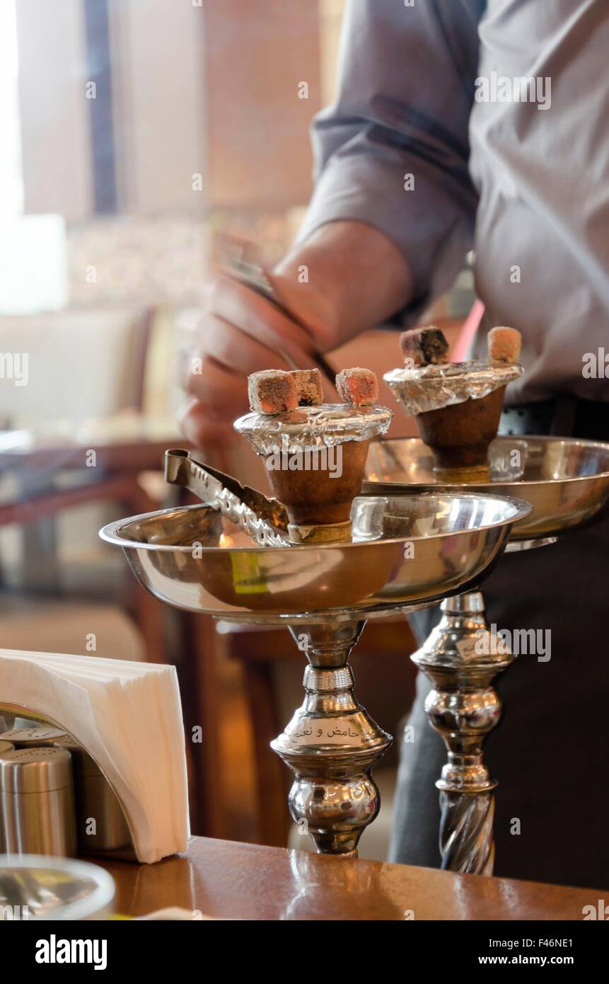Preparare il shisha, aka nargile o hookah presso un ristorante ponendo ...