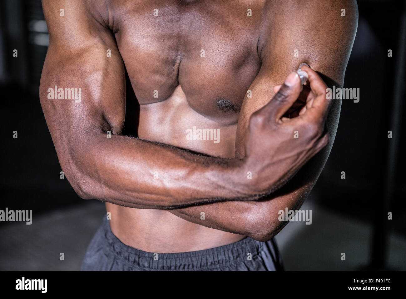 Young bodybuilder showing muscles immagini e fotografie stock ad alta ...