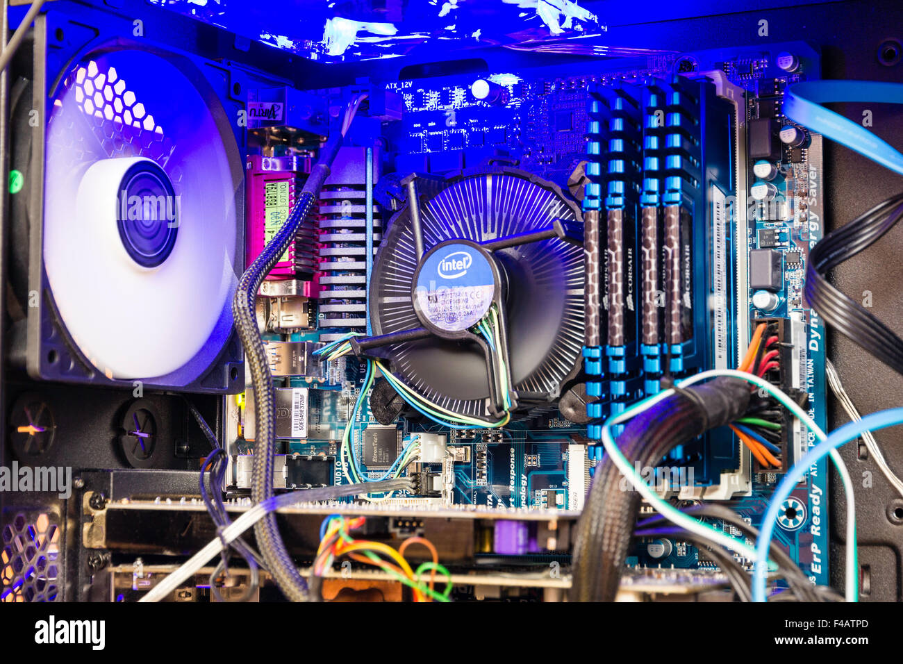 Interno del computer, processore Intel chip con la ventola gira, RAM ...