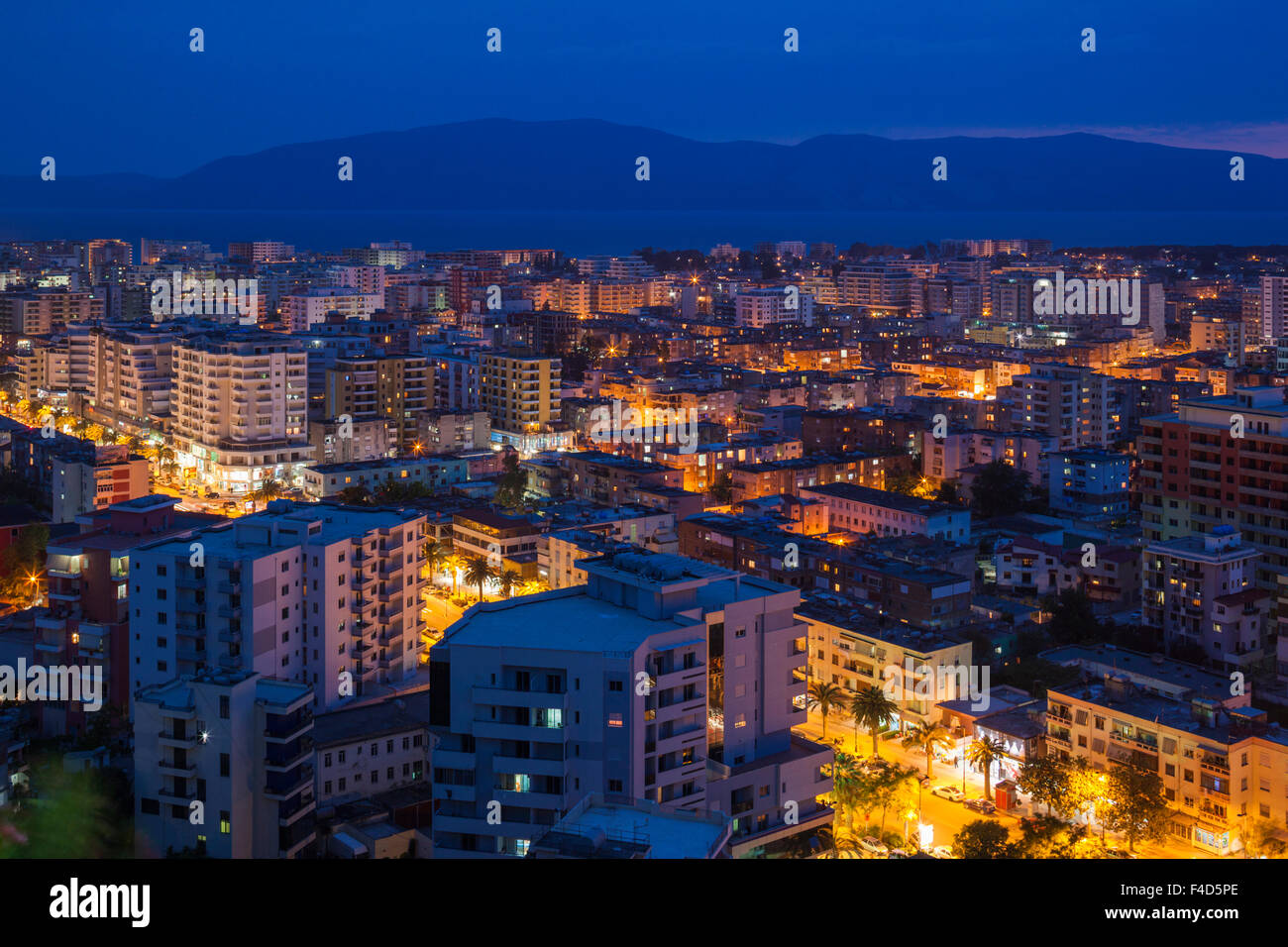 L'Albania, Valona, elevati vista città, crepuscolo Foto stock - Alamy