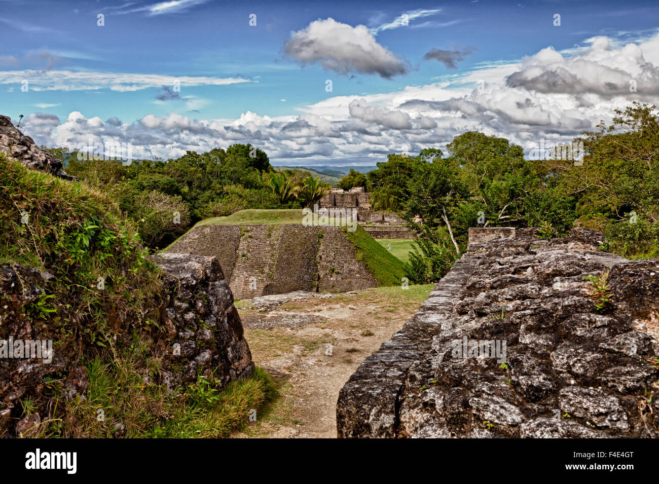 Vista dalla cima di El Castillo, una piramide in Maya sito archeologico ...