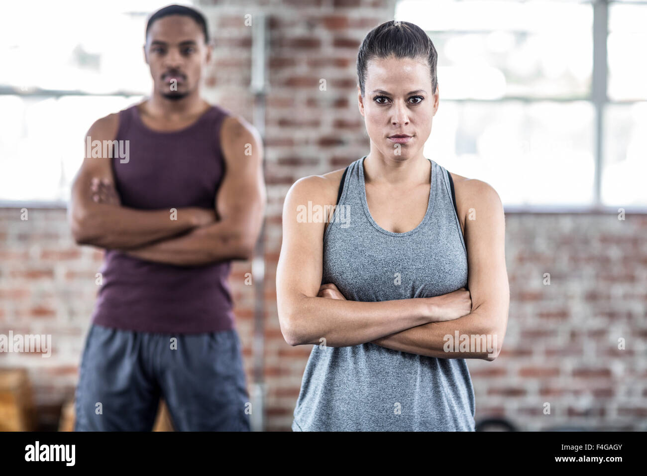 Coppia con le braccia incrociate immagini e fotografie stock ad alta ...