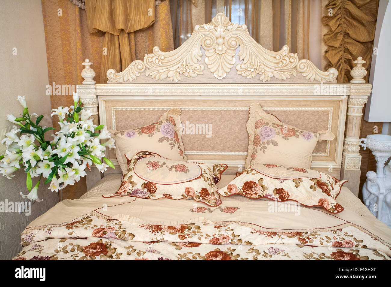 Rococo style bed immagini e fotografie stock ad alta risoluzione - Alamy