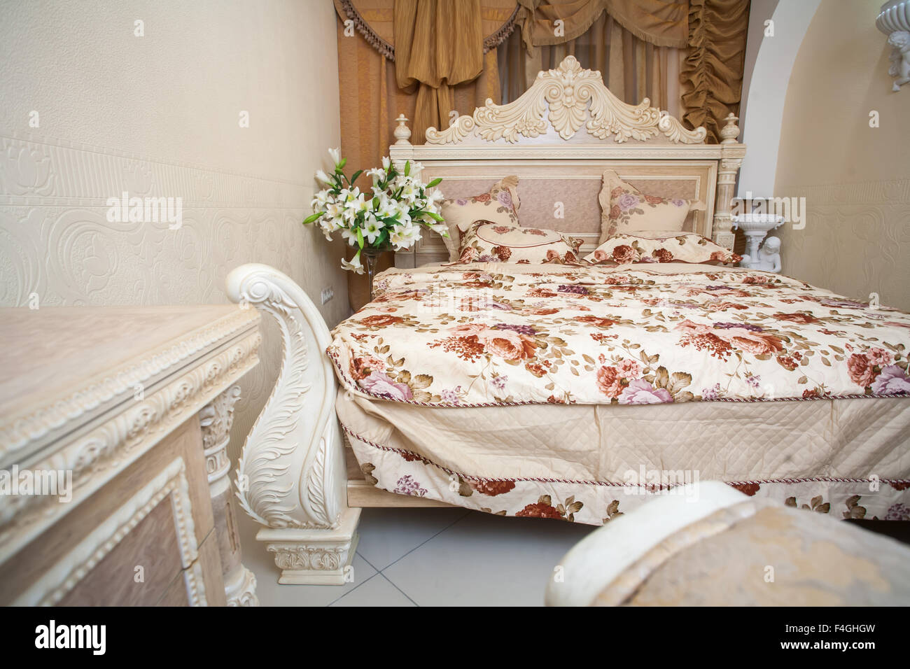 Rococo style bed immagini e fotografie stock ad alta risoluzione - Alamy