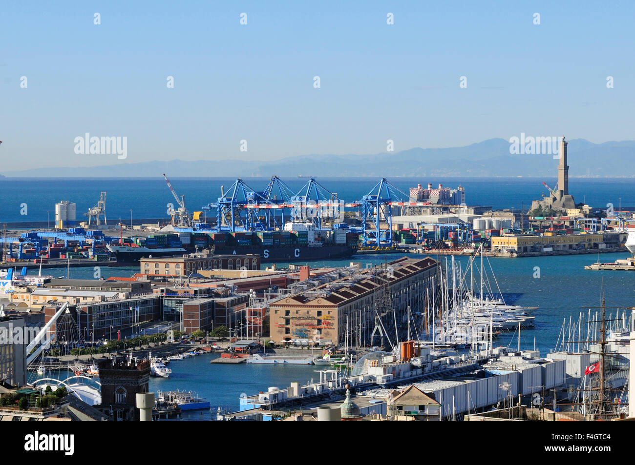 Panorama del Porto di Genova con la lanterna, il faro che è il simbolo ...