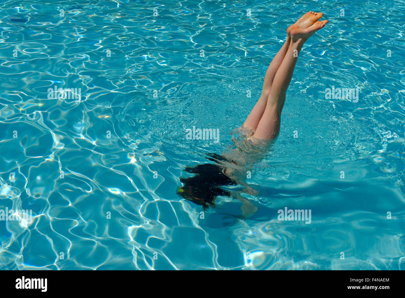 Handstand in swimming pool legs immagini e fotografie stock ad alta ...