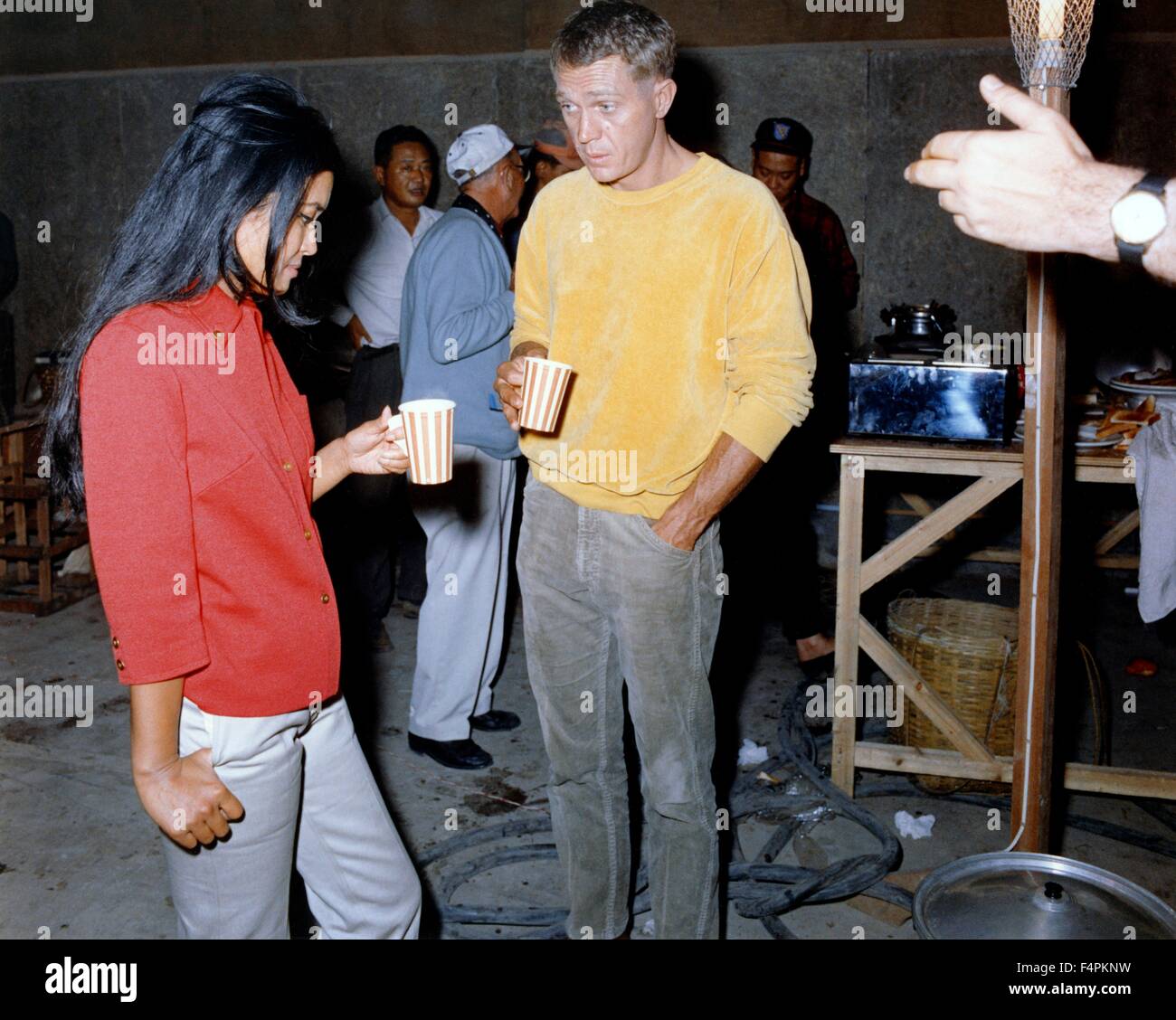 Sul set, Emmanuelle Arsan e Steve McQueen / i granelli di sabbia / 1966 ...