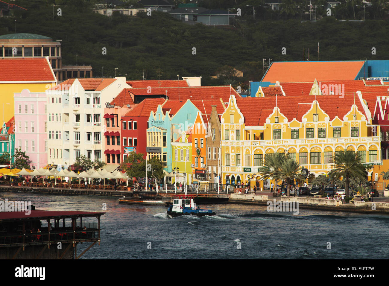 Colorati edifici waterfront olandese di isola di Curaçao nel sud del ...