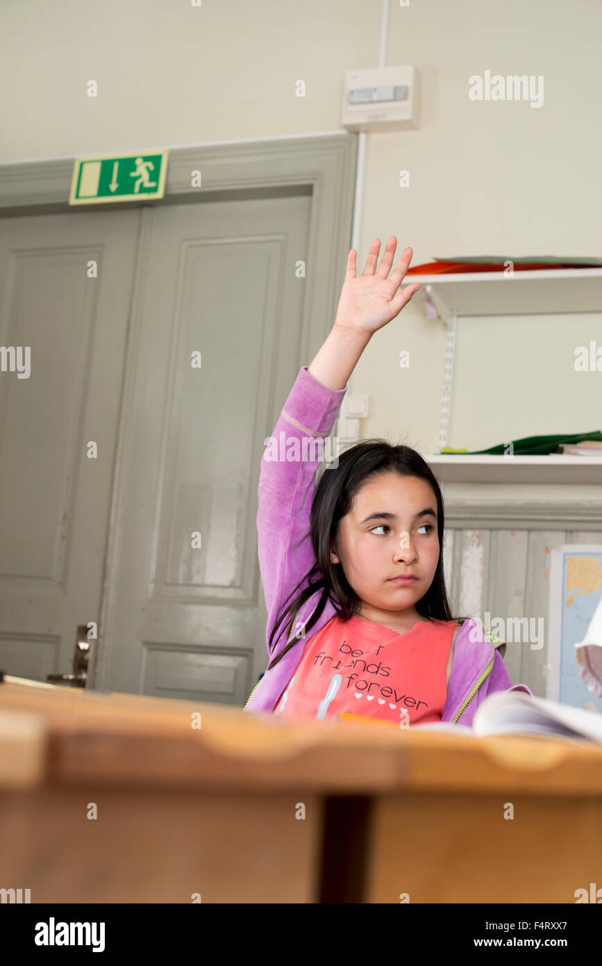 Studente con la mano alzata immagini e fotografie stock ad alta ...