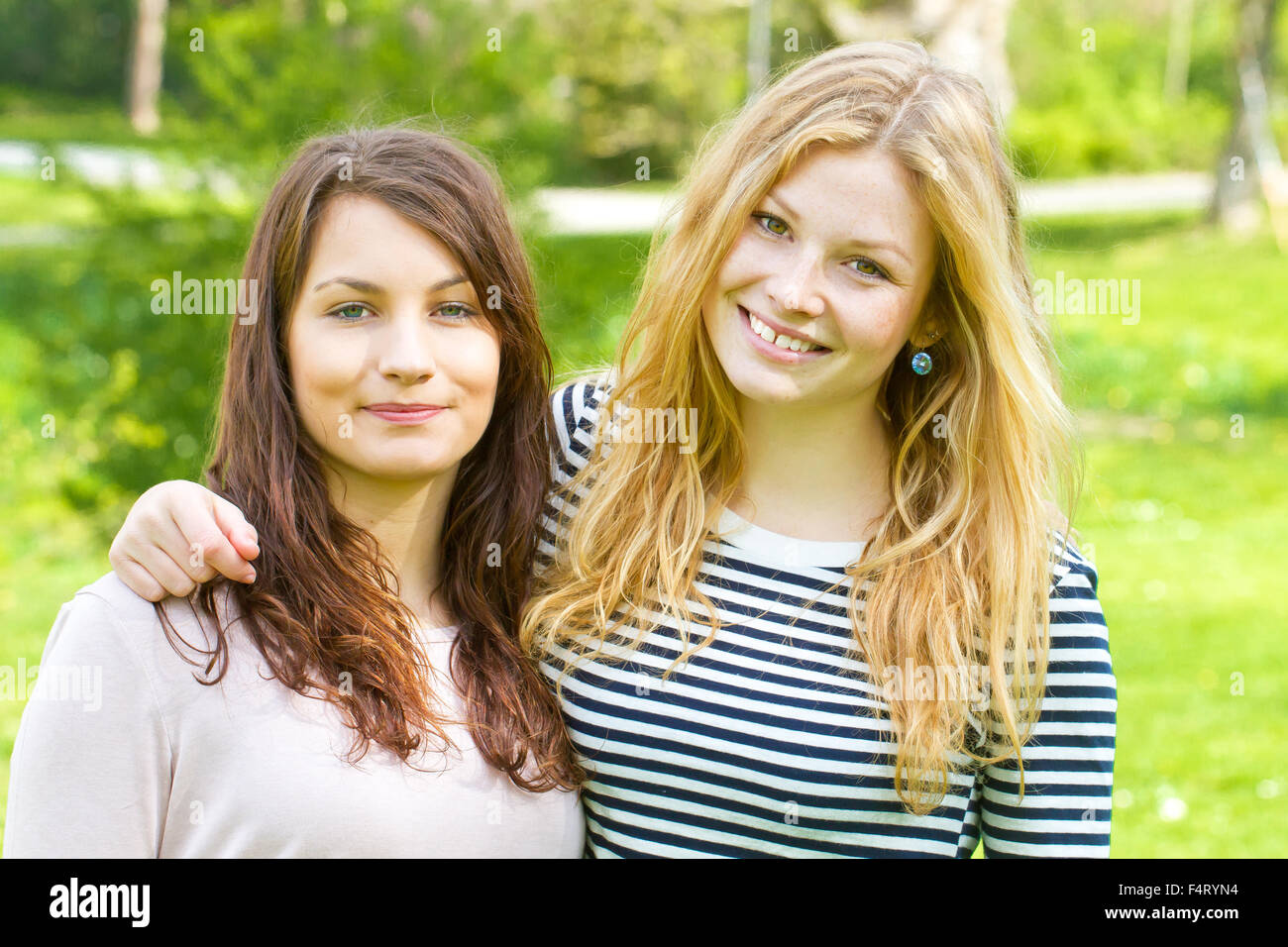 Due ragazze amiche amiche immagini e fotografie stock ad alta ...