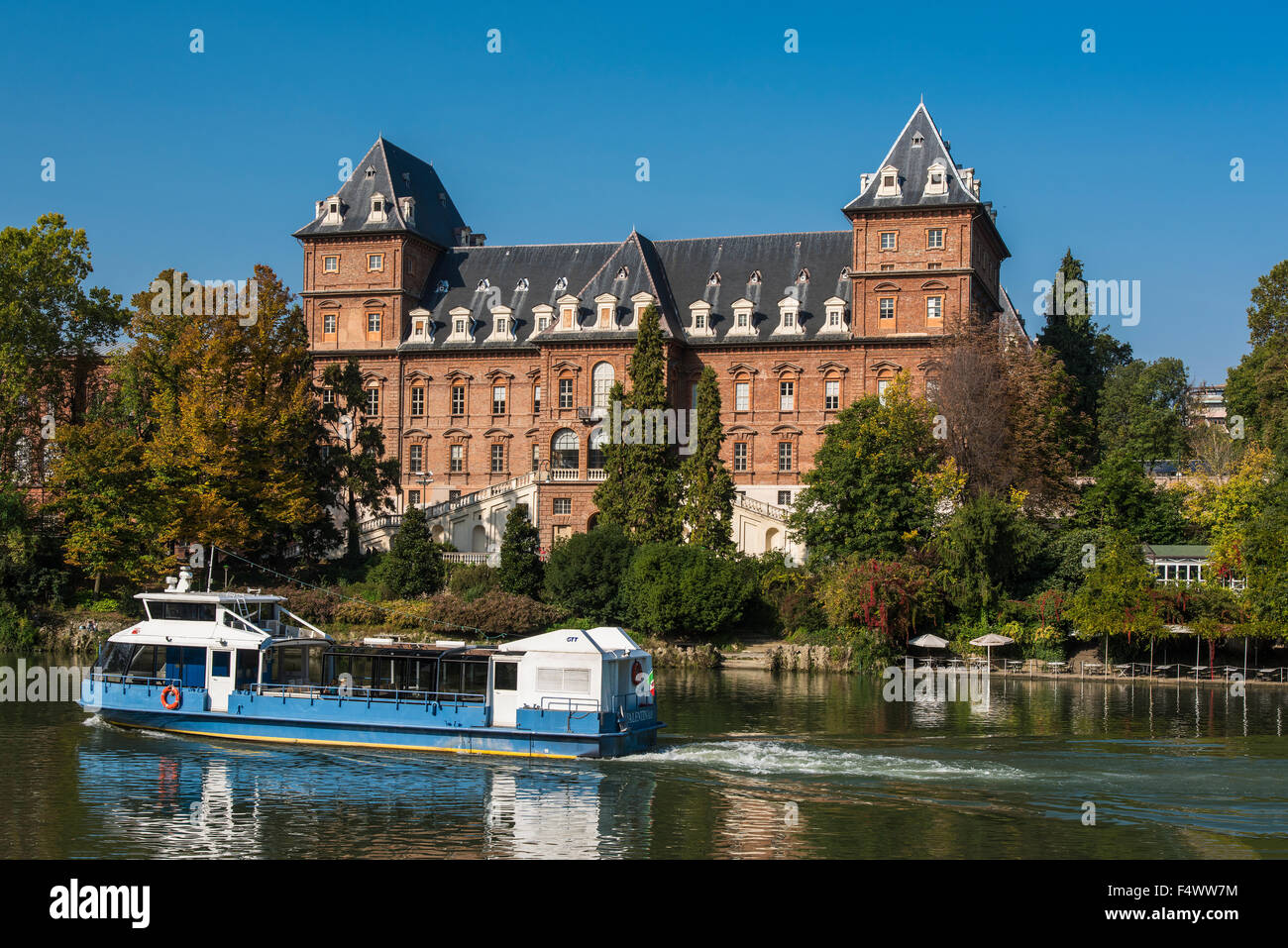 Il Castello del Valentino e il fiume Po, Torino, Piemonte, Italia Foto ...