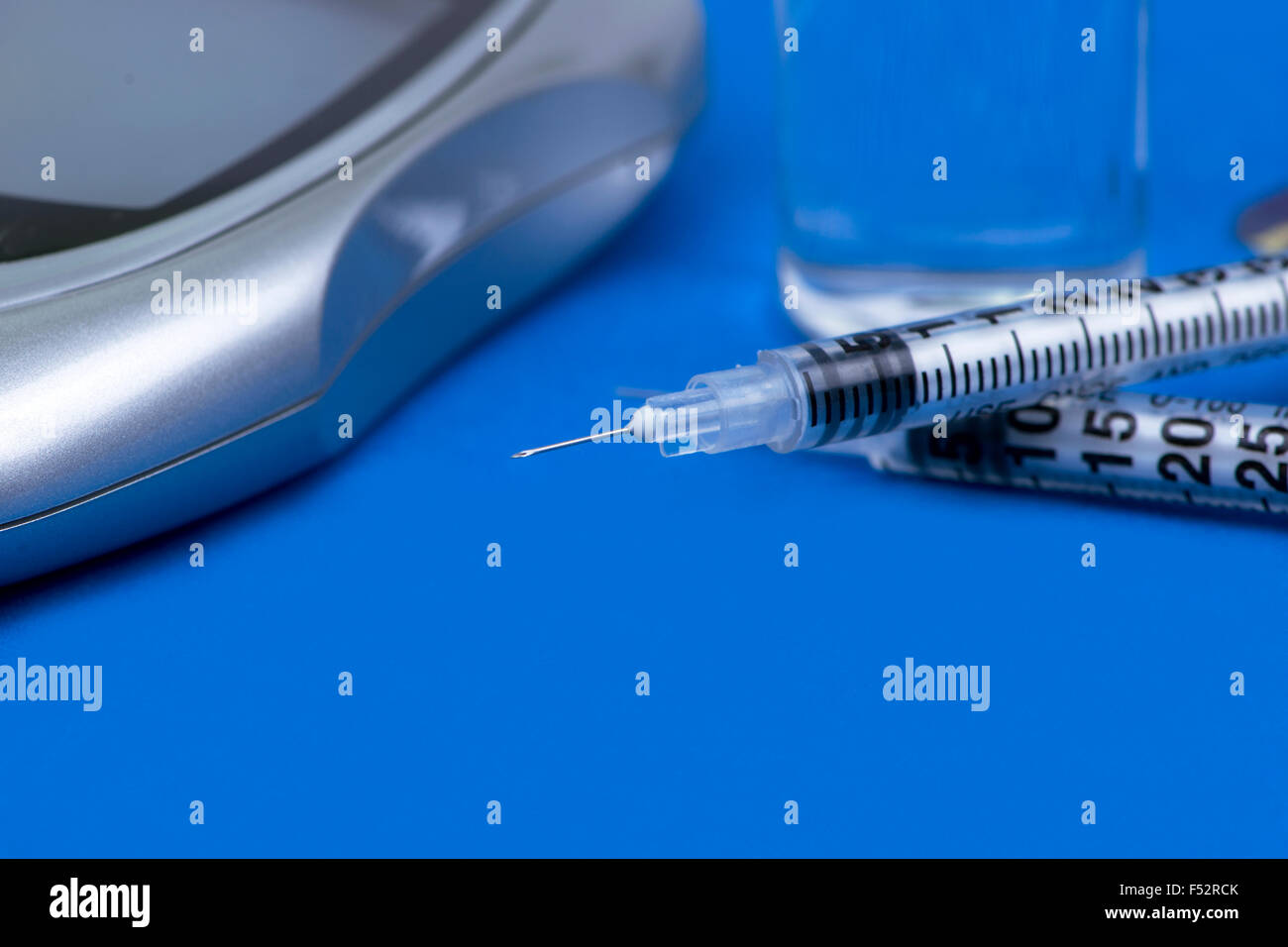 Close up di insulina ago con il glucometro e fiala di insulina Foto ...