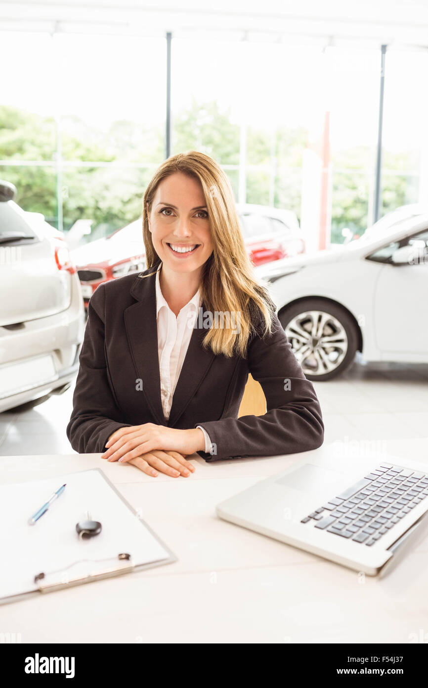 Commessa sorridente immagini e fotografie stock ad alta risoluzione - Alamy