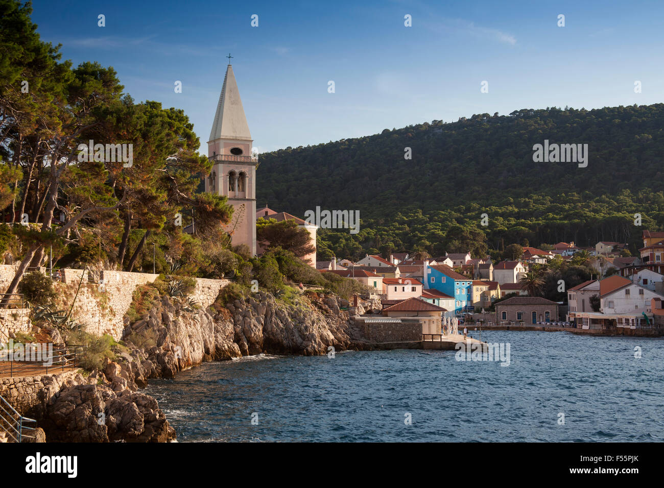 Ingresso del porto di San Basilio la chiesa di Veli Losinj, isola di ...