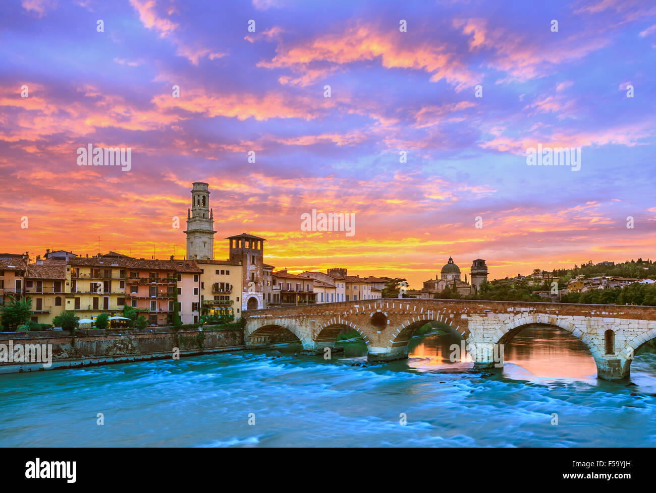 Ponte Pietra al tramonto sul fiume Adige a Verona, Italia Foto stock ...