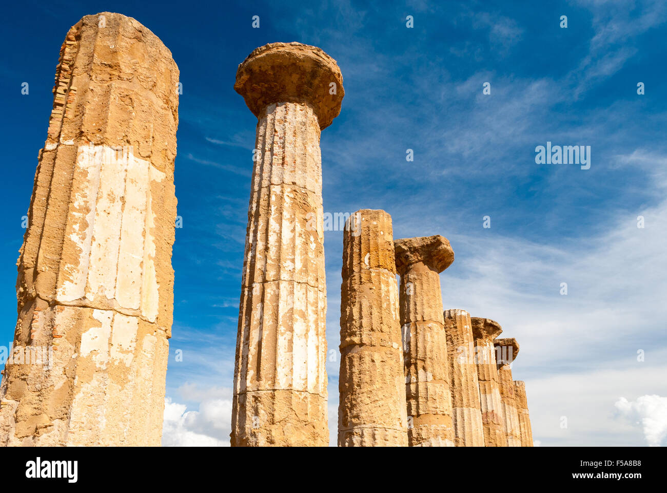 Colonne greche cielo blu immagini e fotografie stock ad alta ...