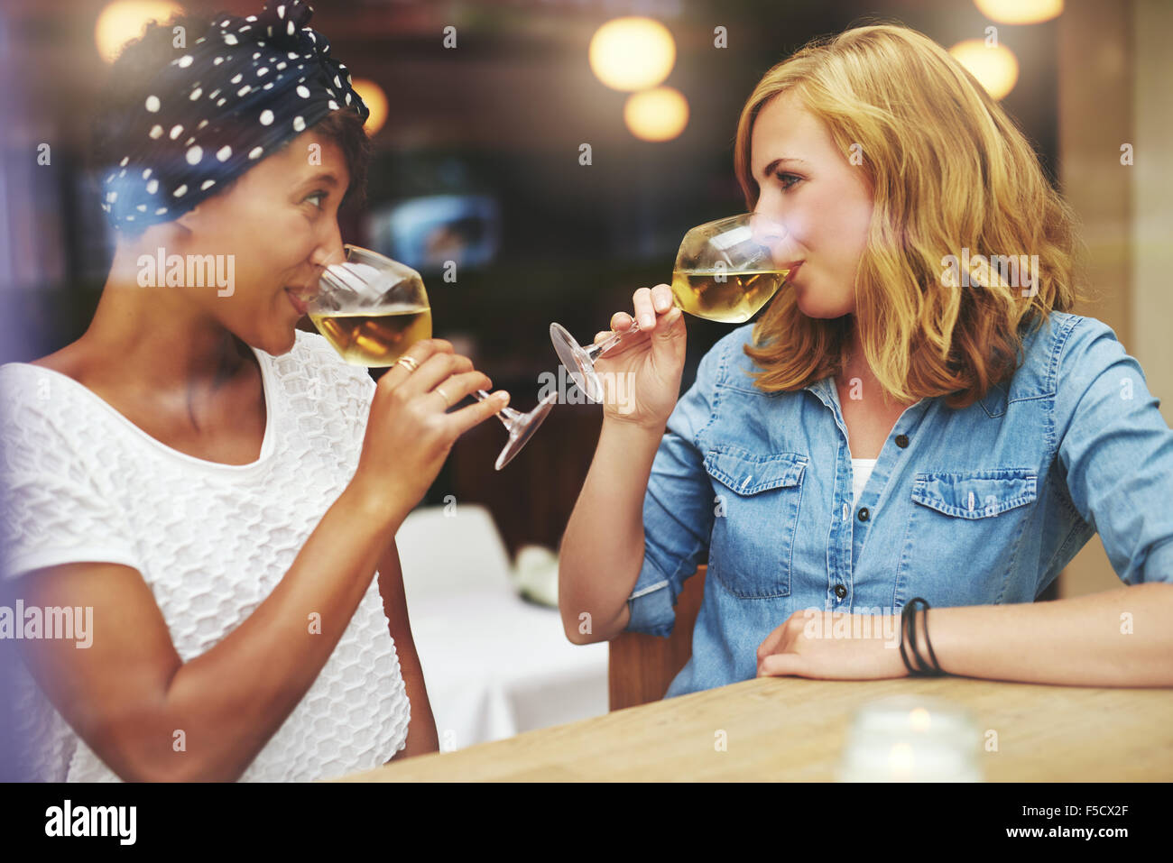 Amici al bar immagini e fotografie stock ad alta risoluzione - Alamy